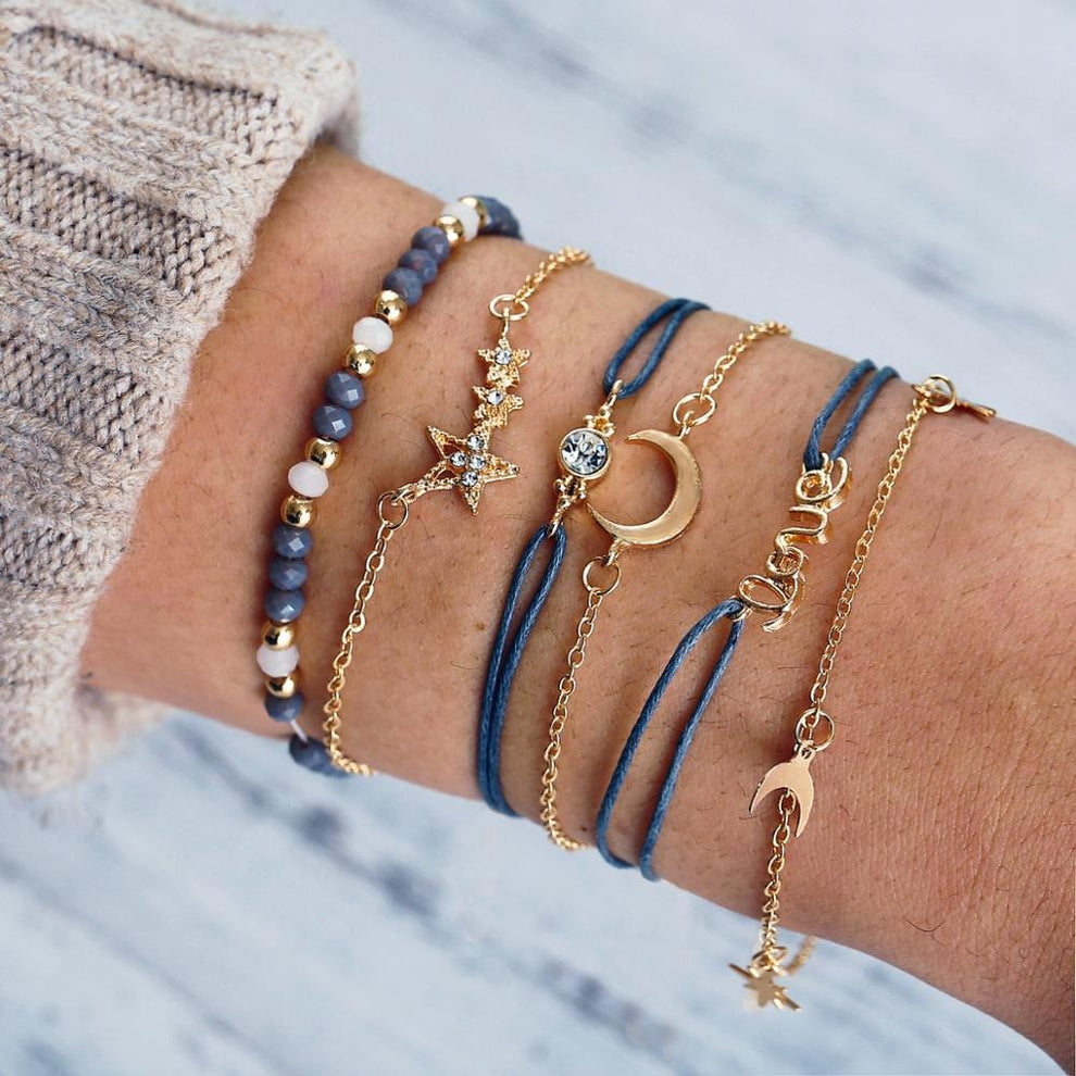 Blauwe Armbanden Set Met Goude Tintjes En Een Maan Bedeltje – Ibiza Boho